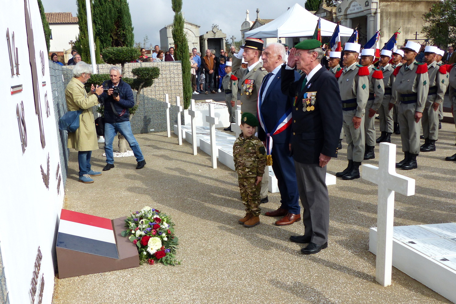 Dépot de la gerbe devant le monument | Le Journal Catalan